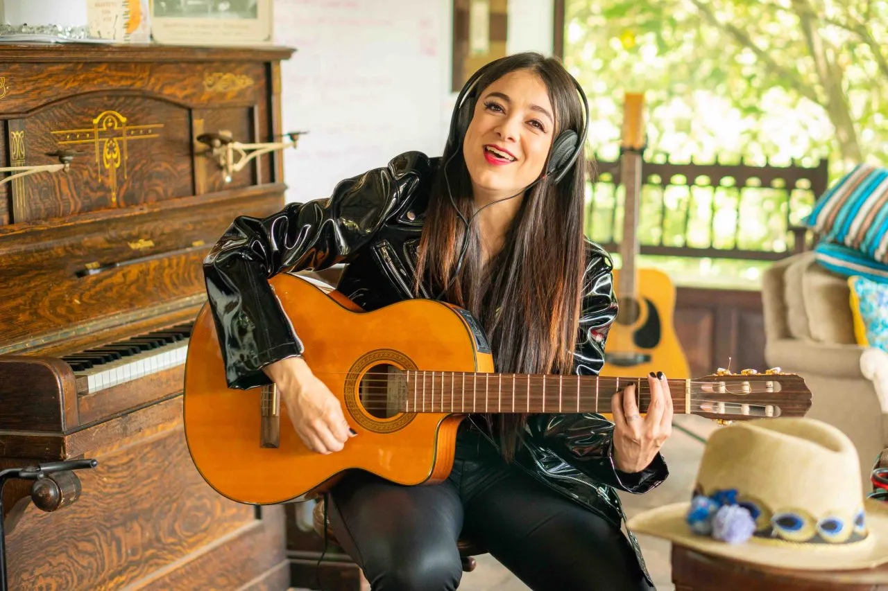 ‘Las alas de tu voz’, el sencillo de la cantautora Natalia Bedoya | LAUD